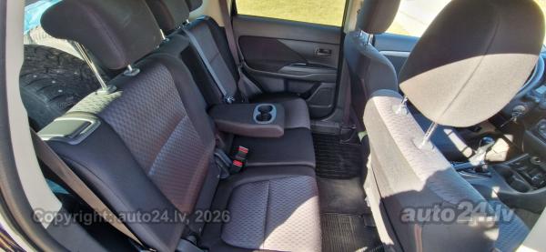 Zils Mitsubishi Outlander 2015 Pērnava, ar dzinēja tilpumu 2.00 L un nobraukumu 178 tūkst. km par 6990 €, foto 7 vietnē AUTOMOTO.COM.LV
