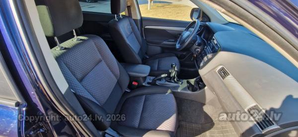 Zils Mitsubishi Outlander 2015 Pērnava, ar dzinēja tilpumu 2.00 L un nobraukumu 178 tūkst. km par 6990 €, foto 8 vietnē AUTOMOTO.COM.LV