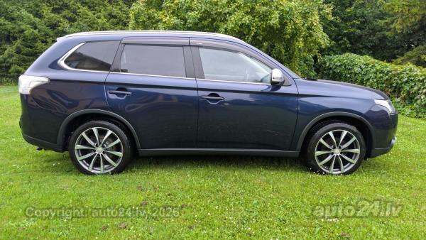 Zils Mitsubishi Outlander 2015 Tallina, ar dzinēja tilpumu 2.30 L un nobraukumu 170 tūkst. km par 9990 €, foto 5 vietnē AUTOMOTO.COM.LV