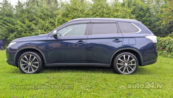 Zils Mitsubishi Outlander 2015 Tallina, ar dzinēja tilpumu 2.30 L un nobraukumu 170 tūkst. km par 9990 €, foto 9 vietnē AUTOMOTO.COM.LV
