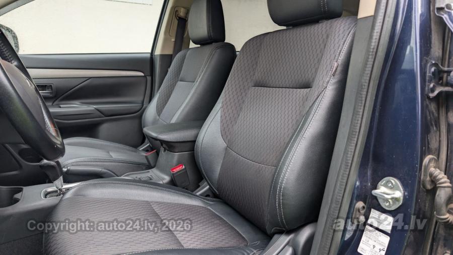 Zils Mitsubishi Outlander 2015 Tallina, ar dzinēja tilpumu 2.30 L un nobraukumu 170 tūkst. km par 9990 €, foto 13 vietnē AUTOMOTO.COM.LV