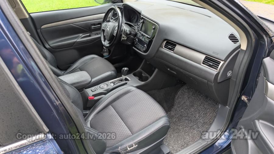 Zils Mitsubishi Outlander 2015 Tallina, ar dzinēja tilpumu 2.30 L un nobraukumu 170 tūkst. km par 9990 €, foto 14 vietnē AUTOMOTO.COM.LV