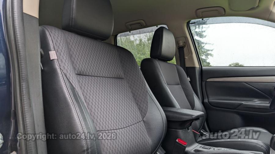 Zils Mitsubishi Outlander 2015 Tallina, ar dzinēja tilpumu 2.30 L un nobraukumu 170 tūkst. km par 9990 €, foto 15 vietnē AUTOMOTO.COM.LV
