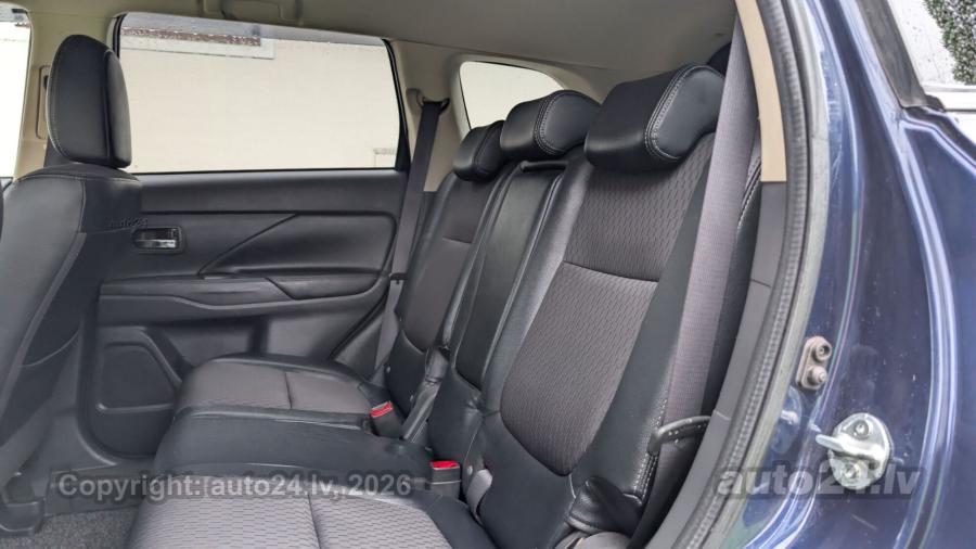 Zils Mitsubishi Outlander 2015 Tallina, ar dzinēja tilpumu 2.30 L un nobraukumu 170 tūkst. km par 9990 €, foto 17 vietnē AUTOMOTO.COM.LV