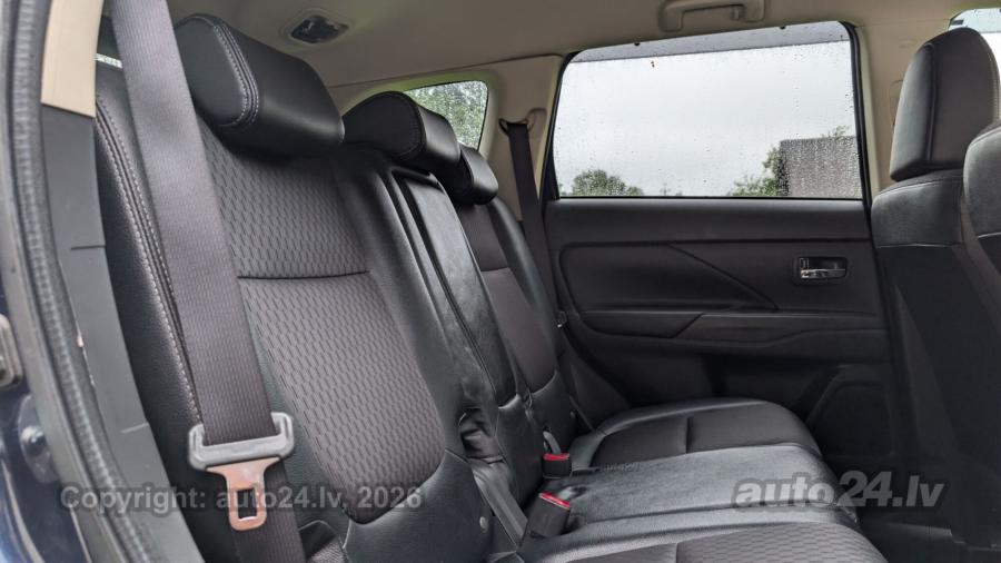 Zils Mitsubishi Outlander 2015 Tallina, ar dzinēja tilpumu 2.30 L un nobraukumu 170 tūkst. km par 9990 €, foto 19 vietnē AUTOMOTO.COM.LV