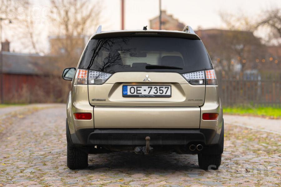 Brown Mitsubishi Outlander 2007 in Jelgava, with an engine capacity of 2.00 L and mileage of 292 thousand km for 4900 €, photo 6 on AUTOMOTO.COM.LV