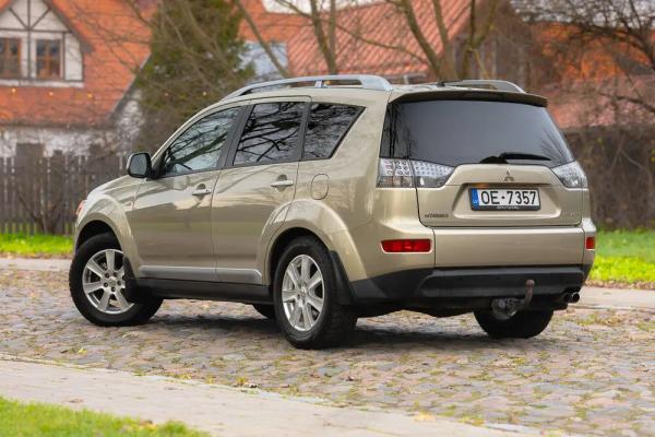 Brown Mitsubishi Outlander 2007 in Jelgava, with an engine capacity of 2.00 L and mileage of 292 thousand km for 4400 €, photo 4 on AUTOMOTO.COM.LV