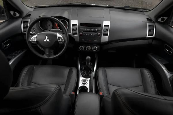 Brown Mitsubishi Outlander 2007 in Jelgava, with an engine capacity of 2.00 L and mileage of 292 thousand km for 4400 €, photo 8 on AUTOMOTO.COM.LV