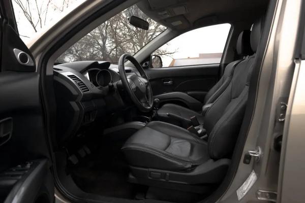 Brown Mitsubishi Outlander 2007 in Jelgava, with an engine capacity of 2.00 L and mileage of 292 thousand km for 4400 €, photo 9 on AUTOMOTO.COM.LV