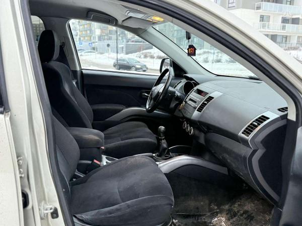 Brūns Mitsubishi Outlander 2009 Viļņa, ar dzinēja tilpumu 1.97 L un nobraukumu 330 tūkst. km par 2950 €, foto 10 vietnē AUTOMOTO.COM.LV