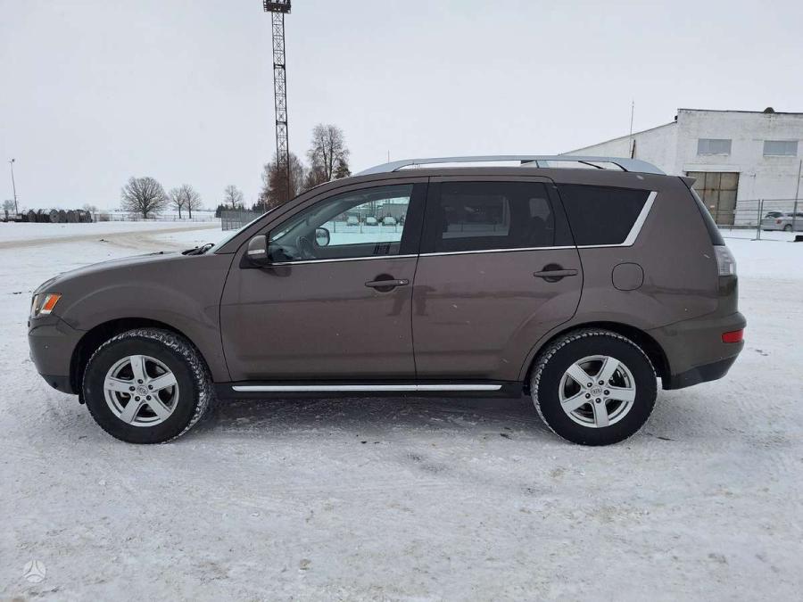 Brown Mitsubishi Outlander 2010 in Marijampole, with an engine capacity of 2.18 L and mileage of 262 thousand km for 3999 €, photo 4 on AUTOMOTO.COM.LV