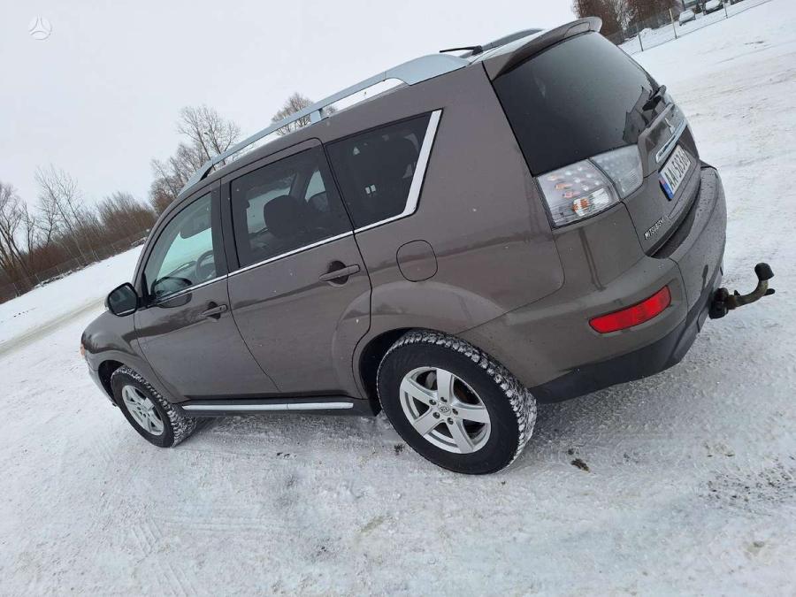 Brown Mitsubishi Outlander 2010 in Marijampole, with an engine capacity of 2.18 L and mileage of 262 thousand km for 3999 €, photo 5 on AUTOMOTO.COM.LV