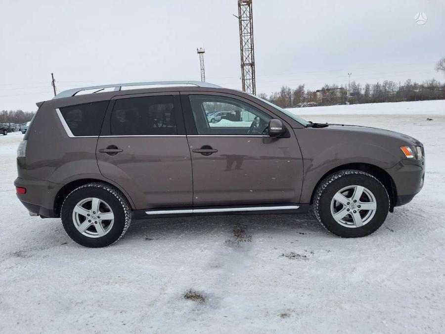 Brown Mitsubishi Outlander 2010 in Marijampole, with an engine capacity of 2.18 L and mileage of 262 thousand km for 3999 €, photo 6 on AUTOMOTO.COM.LV