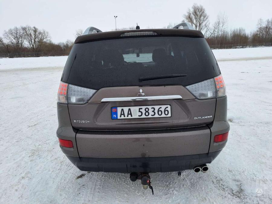 Brown Mitsubishi Outlander 2010 in Marijampole, with an engine capacity of 2.18 L and mileage of 262 thousand km for 3999 €, photo 8 on AUTOMOTO.COM.LV
