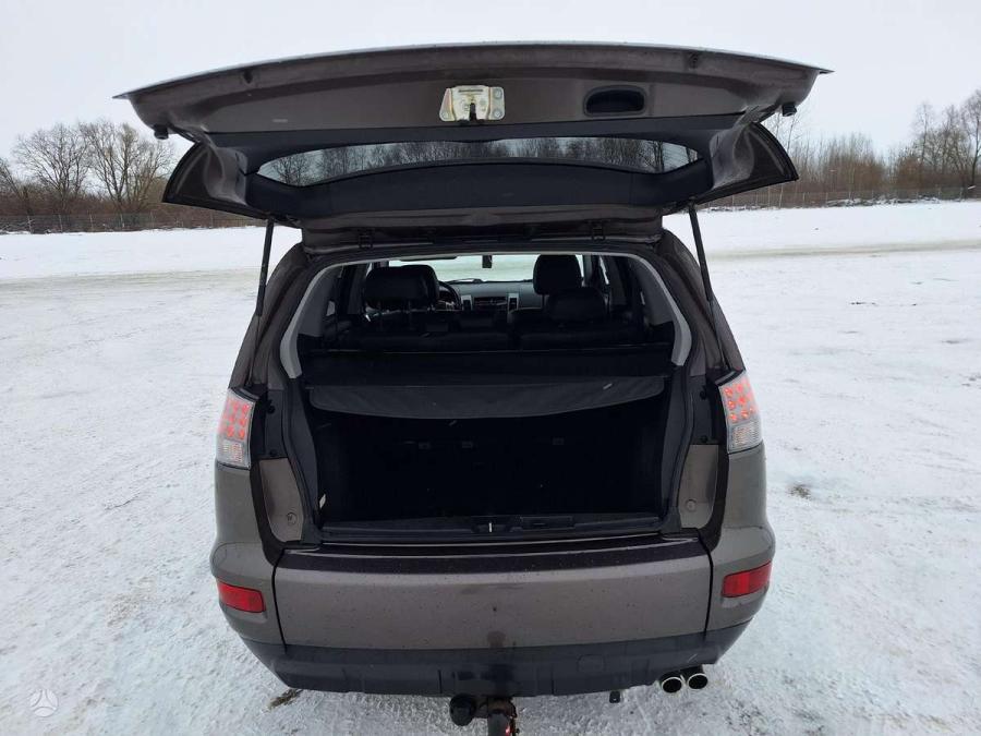 Brown Mitsubishi Outlander 2010 in Marijampole, with an engine capacity of 2.18 L and mileage of 262 thousand km for 3999 €, photo 14 on AUTOMOTO.COM.LV