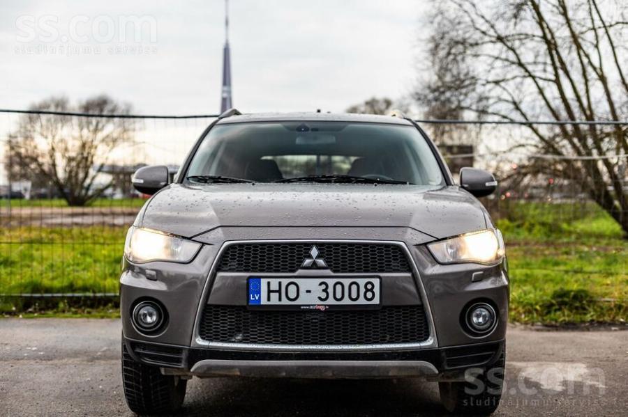 Brown Mitsubishi Outlander 2011 in Riga, with an engine capacity of 2.20 L and mileage of 379 thousand km for 5590 €, photo 3 on AUTOMOTO.COM.LV