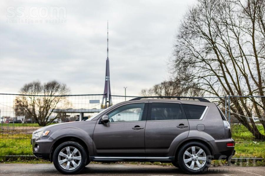 Brown Mitsubishi Outlander 2011 in Riga, with an engine capacity of 2.20 L and mileage of 379 thousand km for 5590 €, photo 4 on AUTOMOTO.COM.LV
