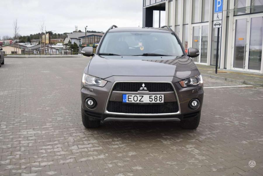Brown Mitsubishi Outlander 2011 in Vilnius, with an engine capacity of 2.27 L and mileage of 178 thousand km for 3850 €, photo 2 on AUTOMOTO.COM.LV