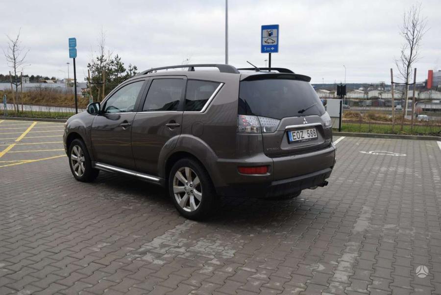 Brown Mitsubishi Outlander 2011 in Vilnius, with an engine capacity of 2.27 L and mileage of 178 thousand km for 3850 €, photo 5 on AUTOMOTO.COM.LV