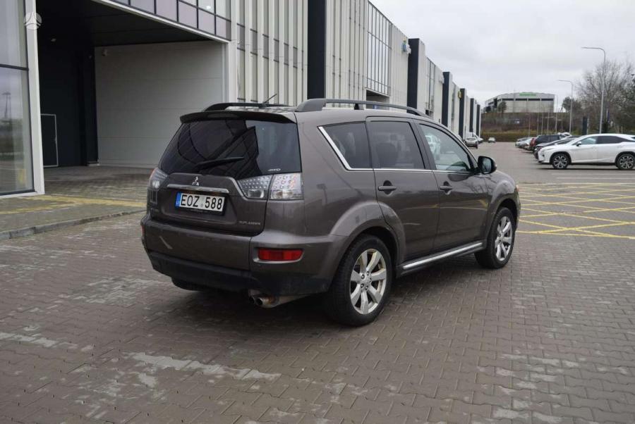 Brown Mitsubishi Outlander 2011 in Vilnius, with an engine capacity of 2.27 L and mileage of 178 thousand km for 3850 €, photo 7 on AUTOMOTO.COM.LV