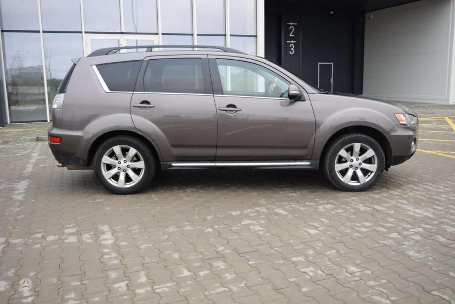 Brown Mitsubishi Outlander 2011 in Vilnius, with an engine capacity of 2.27 L and mileage of 178 thousand km for 3850 €, photo 8 on AUTOMOTO.COM.LV