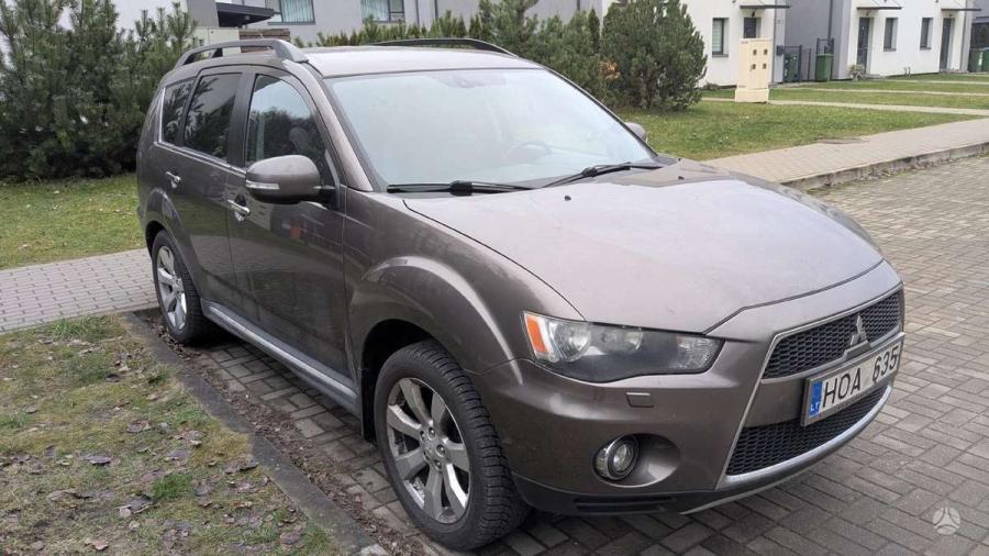 Brown Mitsubishi Outlander 2011 in Kaunas, with an engine capacity of 2.36 L and mileage of 208 thousand km for 2000 €, photo 1 on AUTOMOTO.COM.LV
