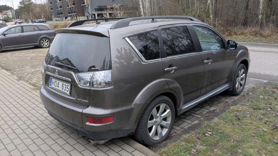 Brown Mitsubishi Outlander 2011 in Kaunas, with an engine capacity of 2.36 L and mileage of 208 thousand km for 2000 €, photo 2 on AUTOMOTO.COM.LV