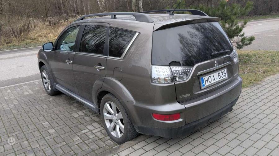 Brown Mitsubishi Outlander 2011 in Kaunas, with an engine capacity of 2.36 L and mileage of 208 thousand km for 2000 €, photo 3 on AUTOMOTO.COM.LV