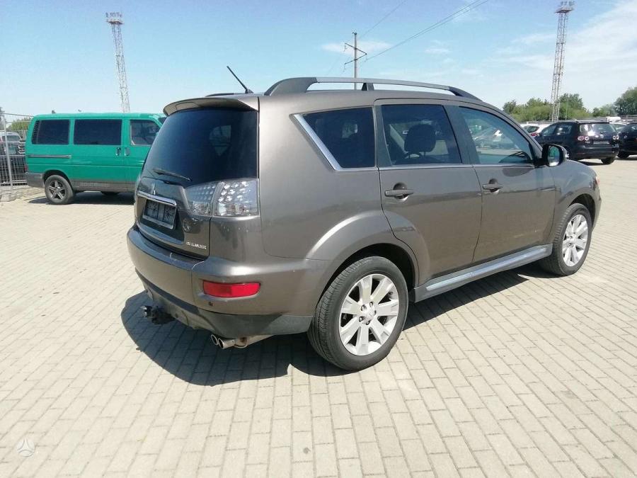 Brown Mitsubishi Outlander 2011 in Marijampole, with an engine capacity of 2.27 L and mileage of 303 thousand km for 4799 €, photo 5 on AUTOMOTO.COM.LV