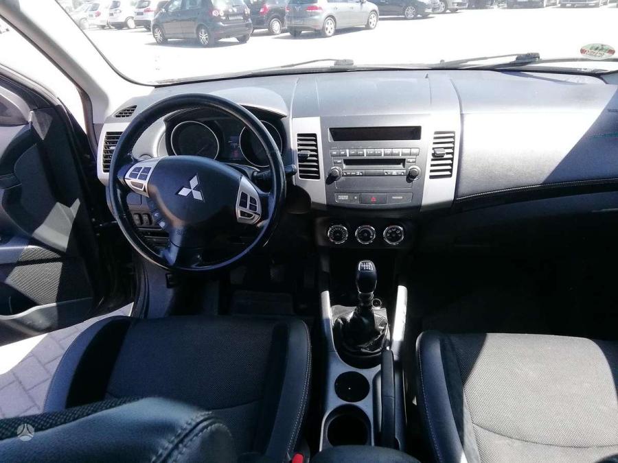 Brown Mitsubishi Outlander 2011 in Marijampole, with an engine capacity of 2.27 L and mileage of 303 thousand km for 4799 €, photo 11 on AUTOMOTO.COM.LV