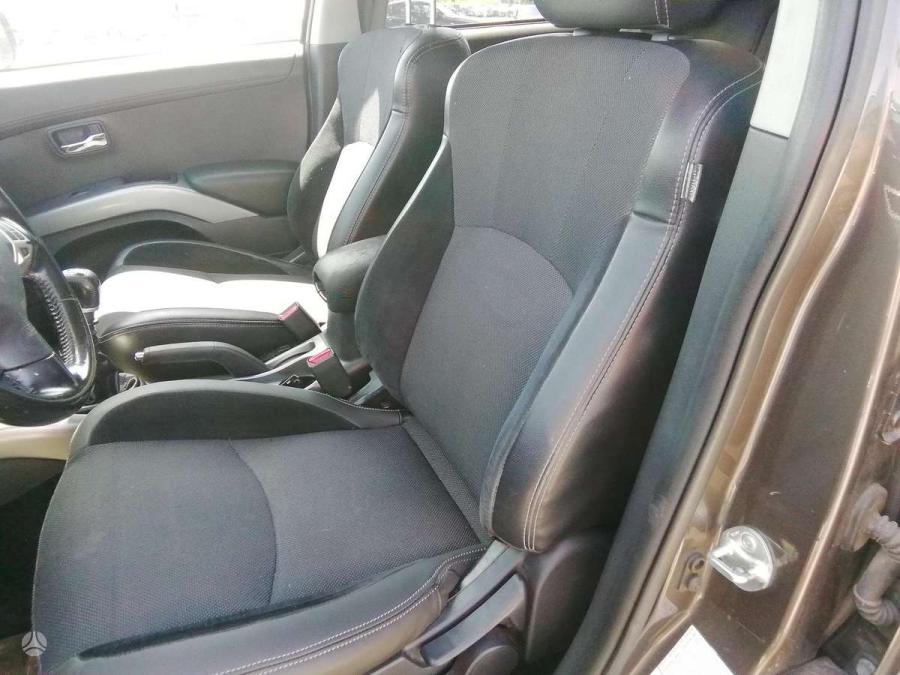 Brown Mitsubishi Outlander 2011 in Marijampole, with an engine capacity of 2.27 L and mileage of 303 thousand km for 4799 €, photo 15 on AUTOMOTO.COM.LV