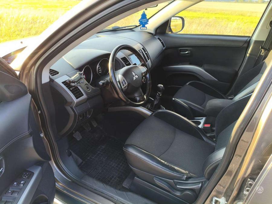 Brown Mitsubishi Outlander 2011 in Siauliai, with an engine capacity of 2.27 L and mileage of 297 thousand km for 5700 €, photo 9 on AUTOMOTO.COM.LV