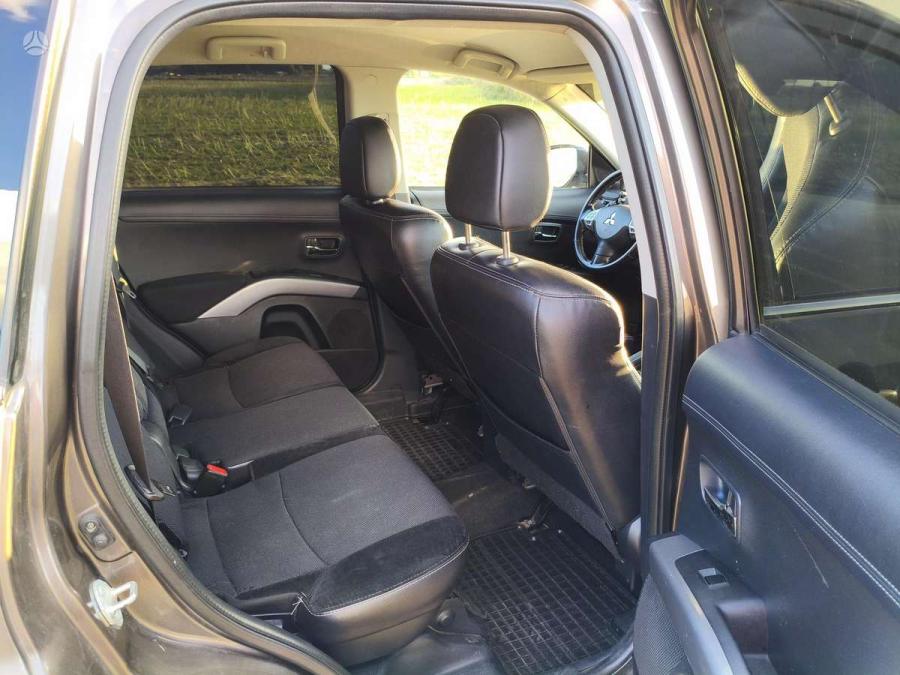Brown Mitsubishi Outlander 2011 in Siauliai, with an engine capacity of 2.27 L and mileage of 297 thousand km for 5700 €, photo 12 on AUTOMOTO.COM.LV