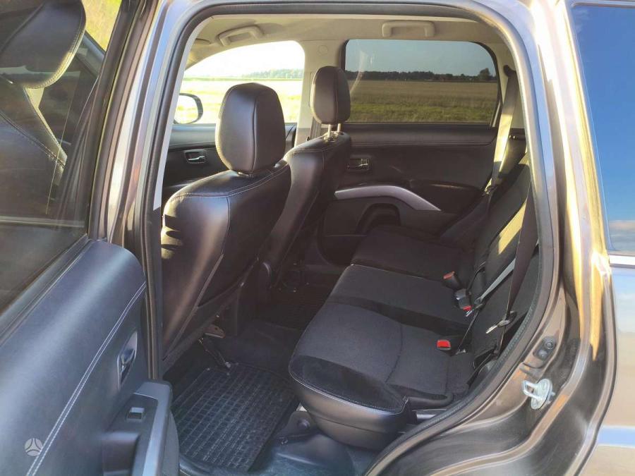 Brown Mitsubishi Outlander 2011 in Siauliai, with an engine capacity of 2.27 L and mileage of 297 thousand km for 5700 €, photo 13 on AUTOMOTO.COM.LV