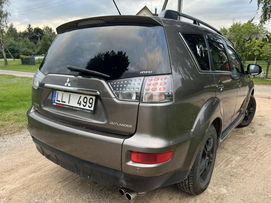 Brūns Mitsubishi Outlander 2011 Viļņa, ar dzinēja tilpumu 2.27 L un nobraukumu 293 tūkst. km par 3500 €, foto 3 vietnē AUTOMOTO.COM.LV