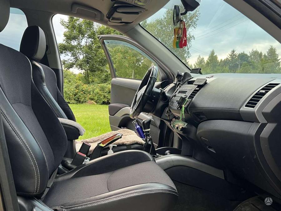 Brūns Mitsubishi Outlander 2011 Viļņa, ar dzinēja tilpumu 2.27 L un nobraukumu 293 tūkst. km par 3500 €, foto 14 vietnē AUTOMOTO.COM.LV