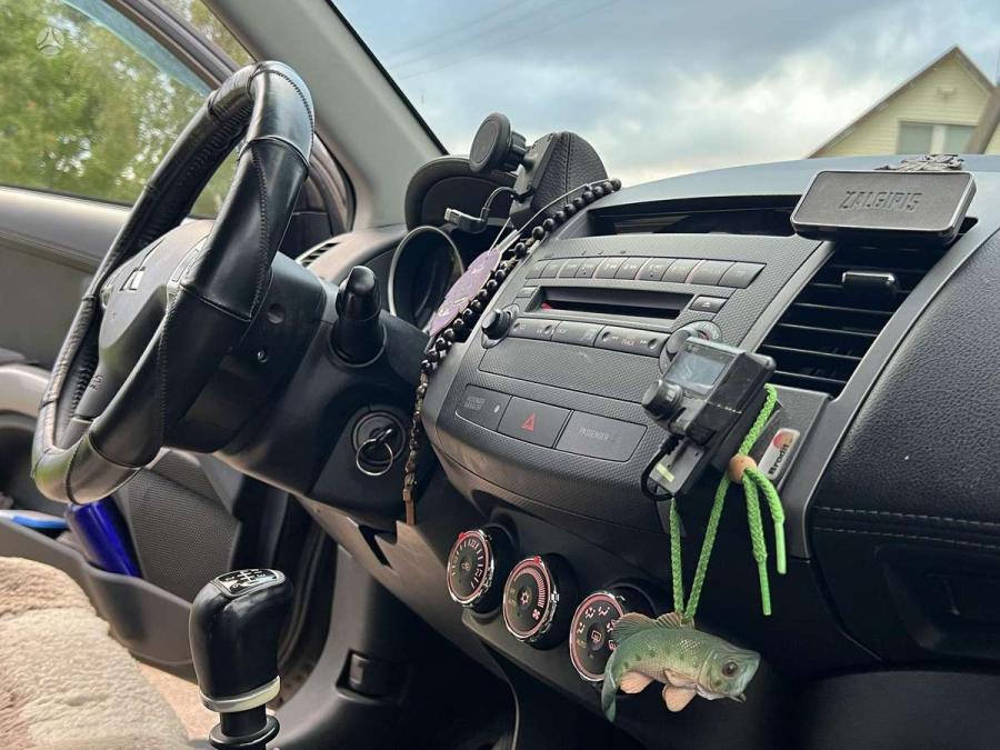 Brūns Mitsubishi Outlander 2011 Viļņa, ar dzinēja tilpumu 2.27 L un nobraukumu 293 tūkst. km par 3500 €, foto 17 vietnē AUTOMOTO.COM.LV