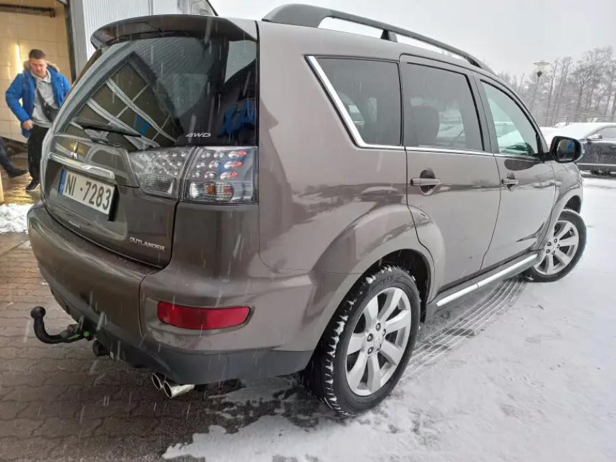 Brown Mitsubishi Outlander 2012 in Riga, with an engine capacity of 2.20 L and mileage of 270 thousand km for 6990 €, photo 4 on AUTOMOTO.COM.LV