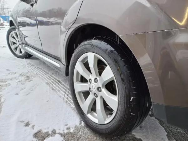 Brūns Mitsubishi Outlander 2012 Rīga, ar dzinēja tilpumu 2.20 L un nobraukumu 270 tūkst. km par 6990 €, foto 10 vietnē AUTOMOTO.COM.LV