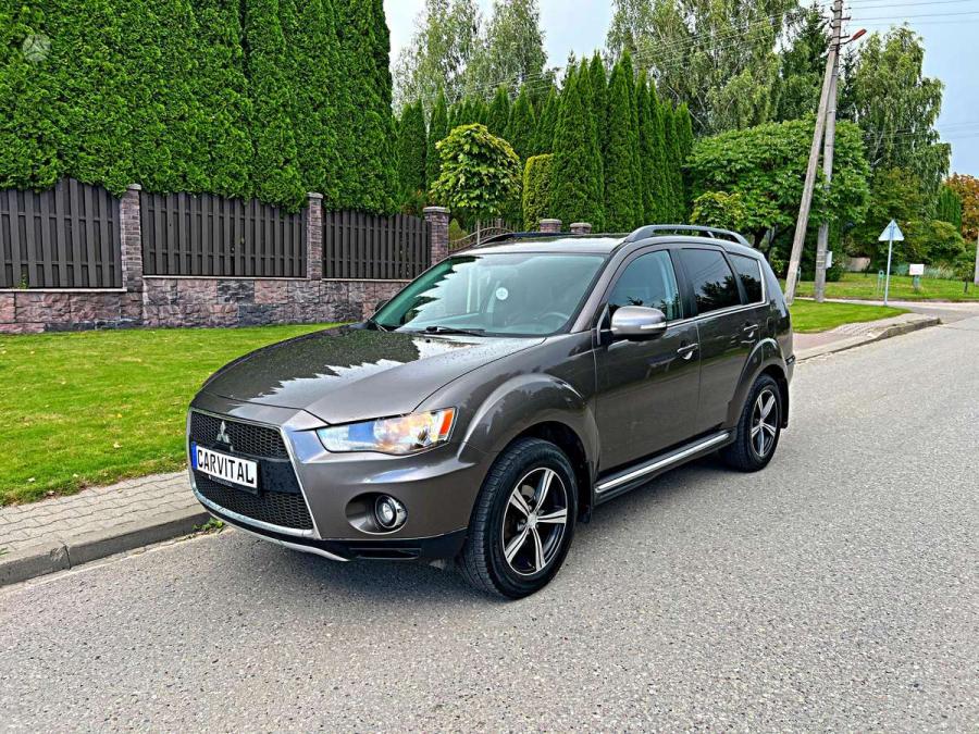Brown Mitsubishi Outlander 2012 in Vilnius, with an engine capacity of 2.18 L and mileage of 262 thousand km for 4499 €, photo 1 on AUTOMOTO.COM.LV