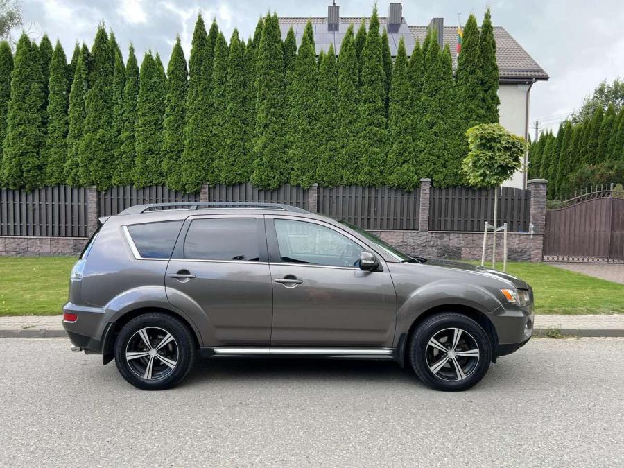 Brown Mitsubishi Outlander 2012 in Vilnius, with an engine capacity of 2.18 L and mileage of 262 thousand km for 4499 €, photo 6 on AUTOMOTO.COM.LV