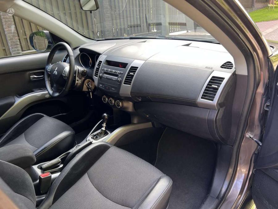 Brown Mitsubishi Outlander 2012 in Vilnius, with an engine capacity of 2.18 L and mileage of 262 thousand km for 4499 €, photo 16 on AUTOMOTO.COM.LV