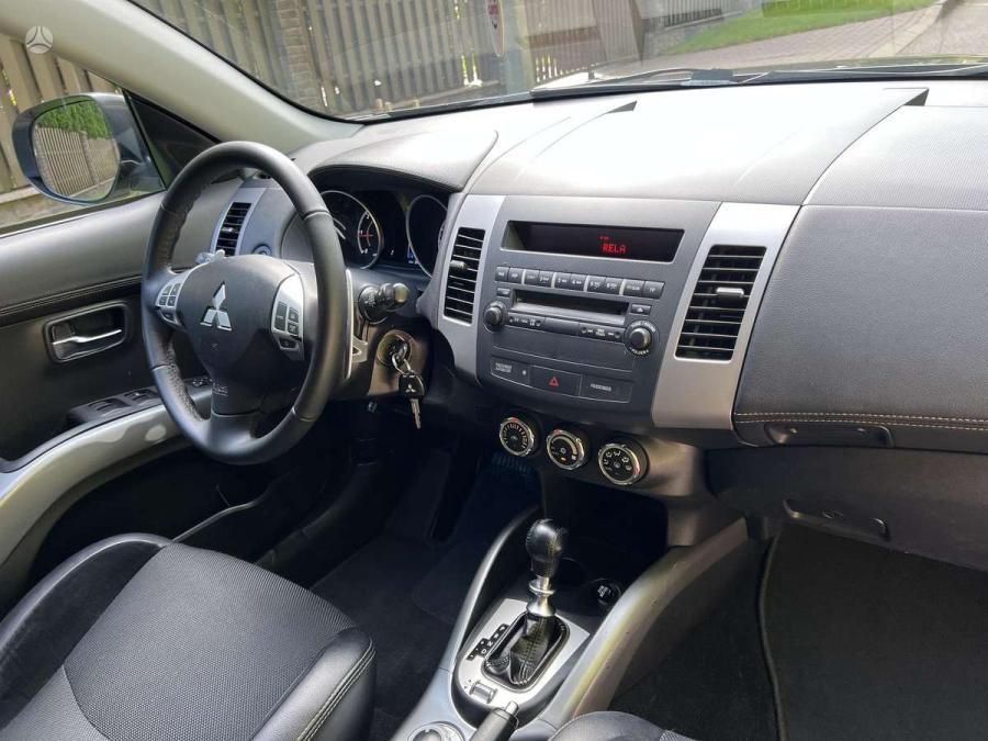 Brown Mitsubishi Outlander 2012 in Vilnius, with an engine capacity of 2.18 L and mileage of 262 thousand km for 4499 €, photo 17 on AUTOMOTO.COM.LV