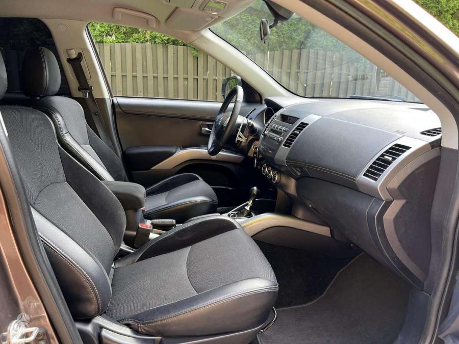 Brown Mitsubishi Outlander 2012 in Vilnius, with an engine capacity of 2.18 L and mileage of 262 thousand km for 4499 €, photo 18 on AUTOMOTO.COM.LV