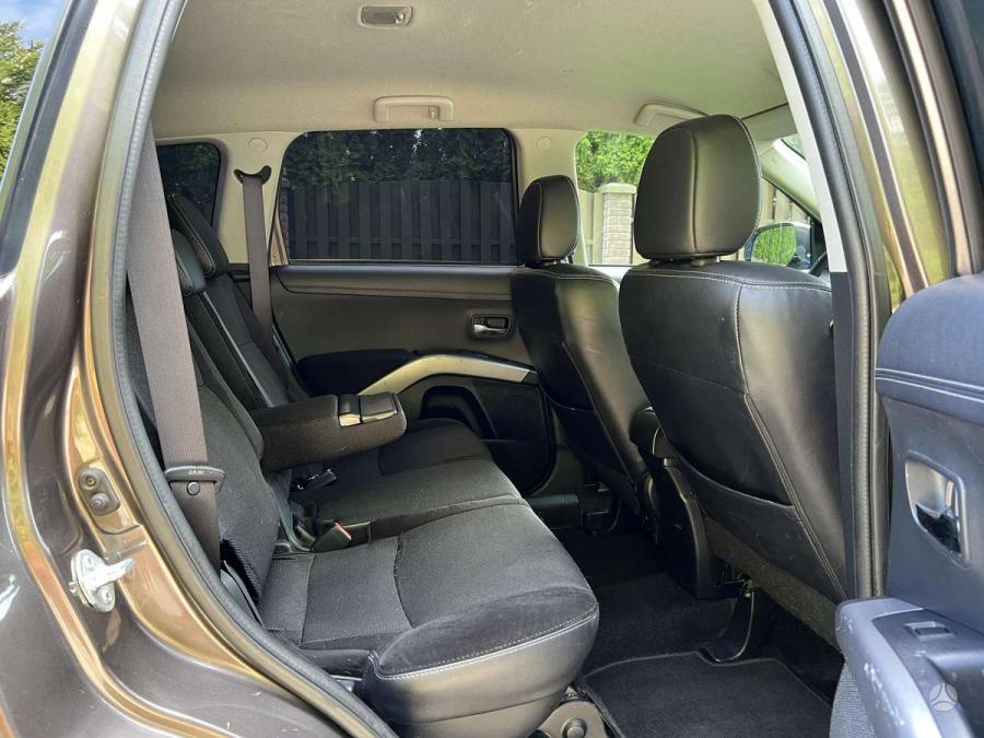 Brown Mitsubishi Outlander 2012 in Vilnius, with an engine capacity of 2.18 L and mileage of 262 thousand km for 4499 €, photo 23 on AUTOMOTO.COM.LV