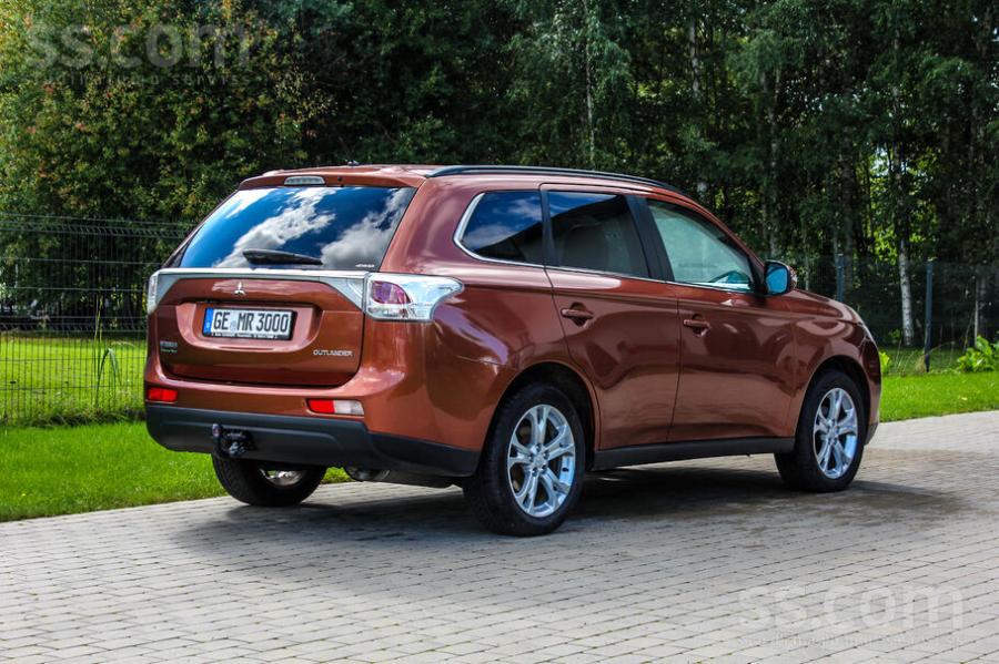 Brown Mitsubishi Outlander 2012 in Jelgava, with an engine capacity of 2.20 L and mileage of 221 thousand km for 7996 €, photo 3 on AUTOMOTO.COM.LV