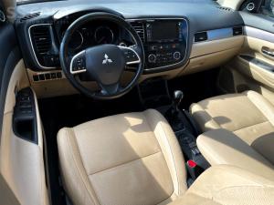 Brown Mitsubishi Outlander 2012 in Jelgava, with an engine capacity of 2.20 L and mileage of 221 thousand km for 7996 €, photo 7 on AUTOMOTO.COM.LV