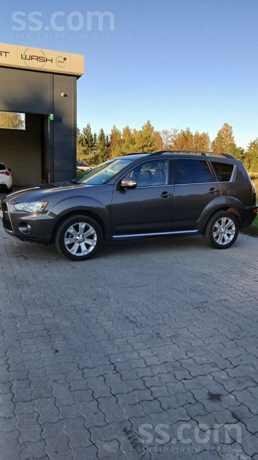 Brown Mitsubishi Outlander 2012 in Liepaja, with an engine capacity of 2.30 L and mileage of 245 thousand km for 7600 €, photo 4 on AUTOMOTO.COM.LV