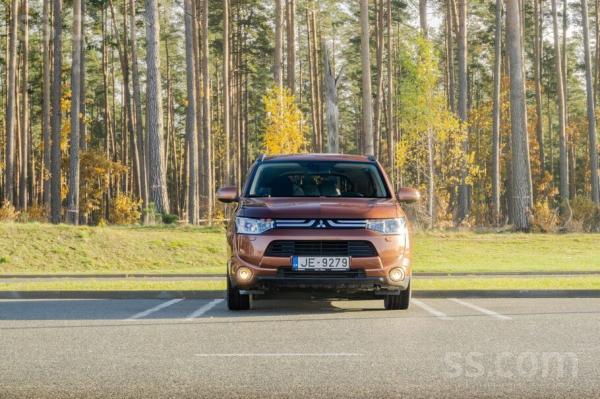 Brown Mitsubishi Outlander 2013 in Riga, with an engine capacity of 2.00 L and mileage of 170 thousand km for 7990 €, photo 3 on AUTOMOTO.COM.LV