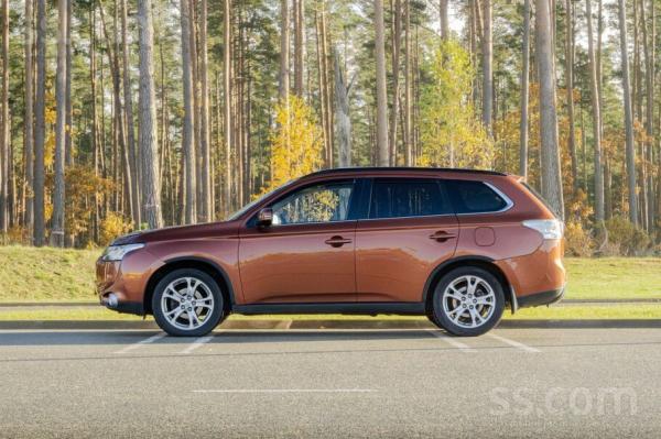 Brown Mitsubishi Outlander 2013 in Riga, with an engine capacity of 2.00 L and mileage of 170 thousand km for 7990 €, photo 4 on AUTOMOTO.COM.LV
